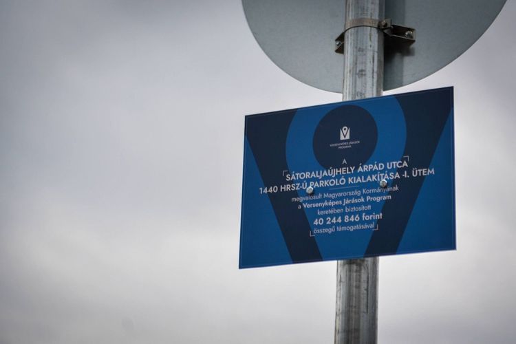 Kontroll: 40 millió forintból készült döngölt földes parkolót...